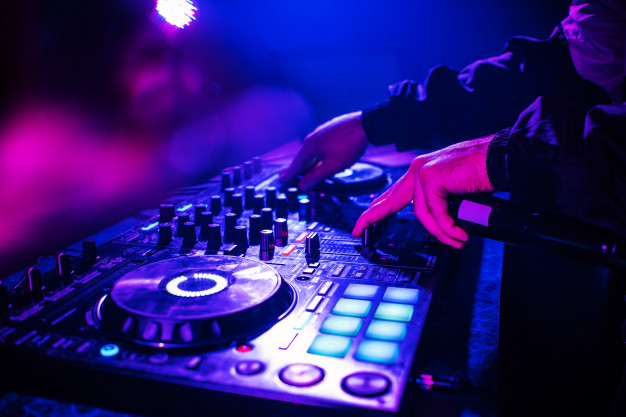 DJ Performer - Escola de Música Online COMO TOCA